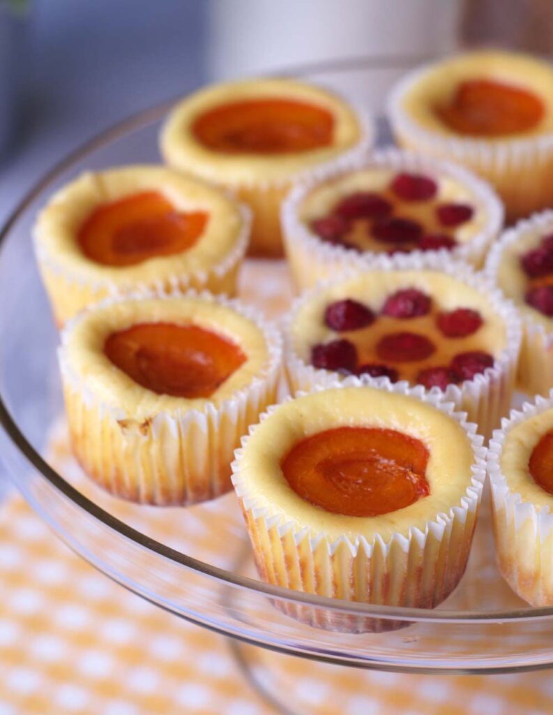 Einfaches Backen für viele: Mini-Cheesecakes mit Früchten